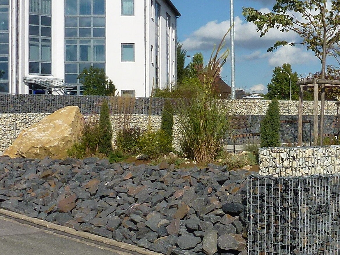 Pavement & path construction: amo/Debus